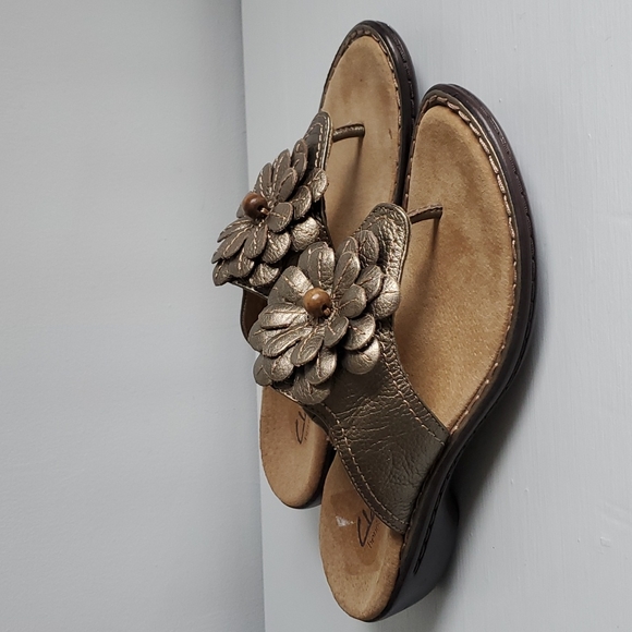 Clarks | Shoes | Clarks Metallic Beige Flower With Wooden Bead Thongs ...